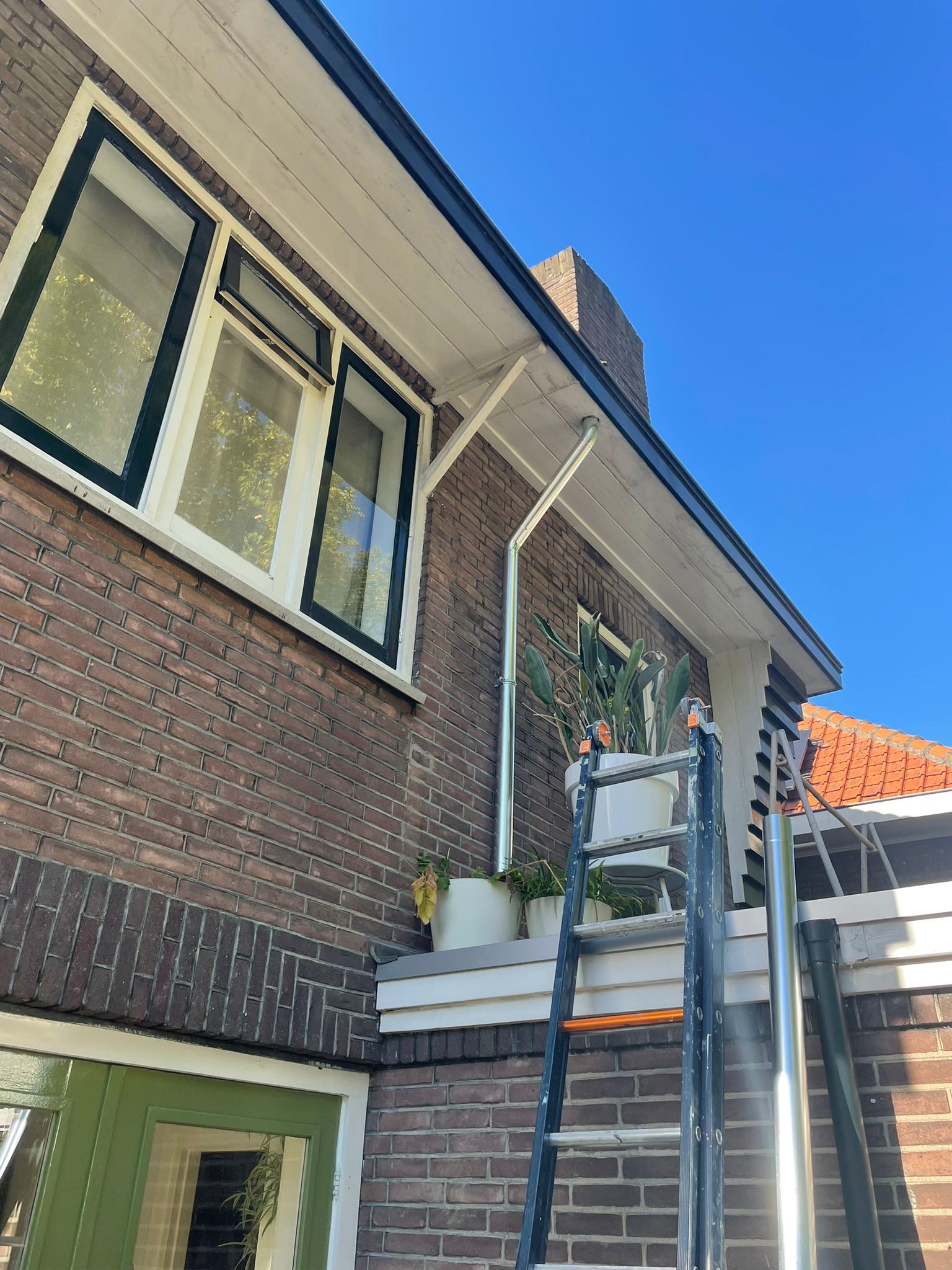 Houtrot behandelen en een nieuwe verflaag